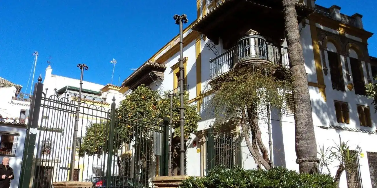 Seville Jewish quarter: 1-Hr Streets of Santa Cruz Morning Tour ...